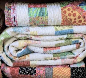 17 Cozy Handmade & Artisan Style Quilts [2025] - Cozy Cottagecore Living